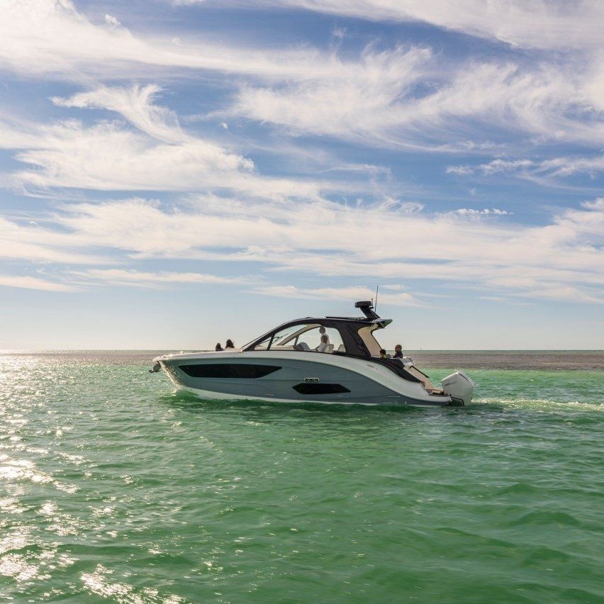 舷外快艇 - SUNDANCER 370 OB - Sea Ray - 双引擎 / 硬顶 / 带驾驶室